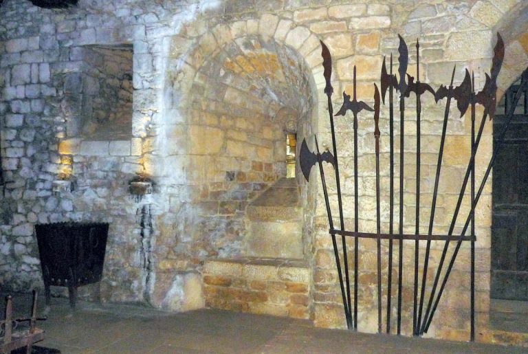 Discover the village and castle of Beynac - French Moments