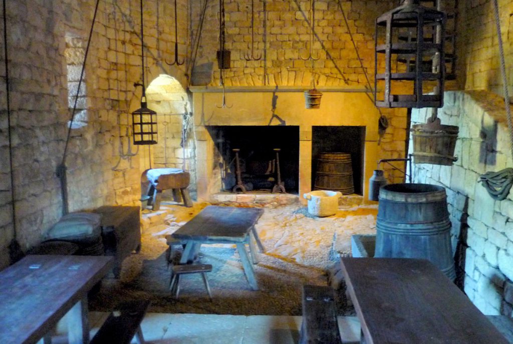 Discover the village and castle of Beynac - French Moments