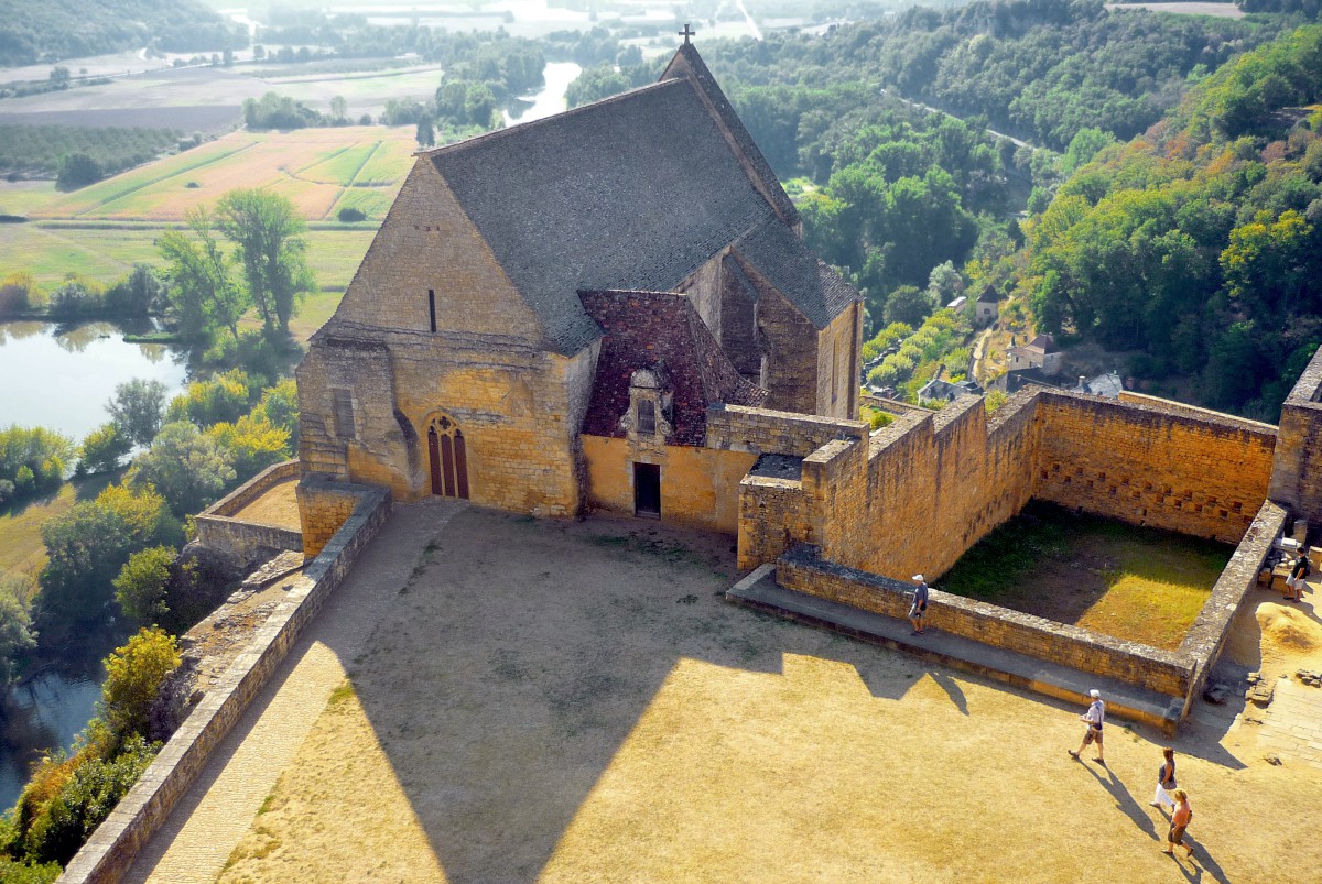 Discover the village and castle of Beynac - French Moments