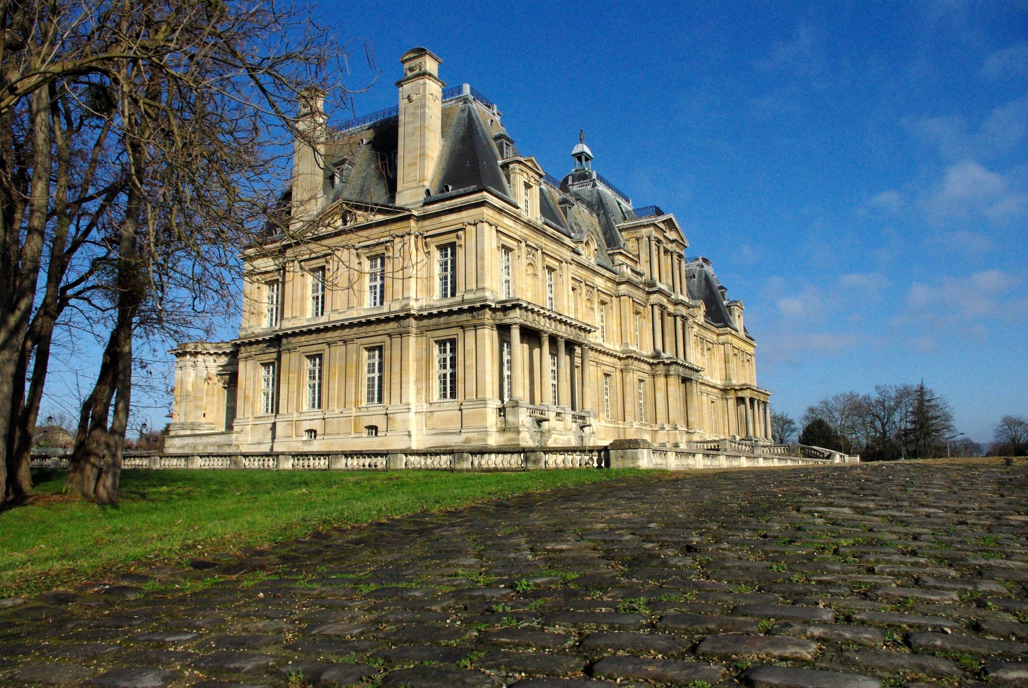 Discover Maisons-Laffitte in the Paris region - French Moments
