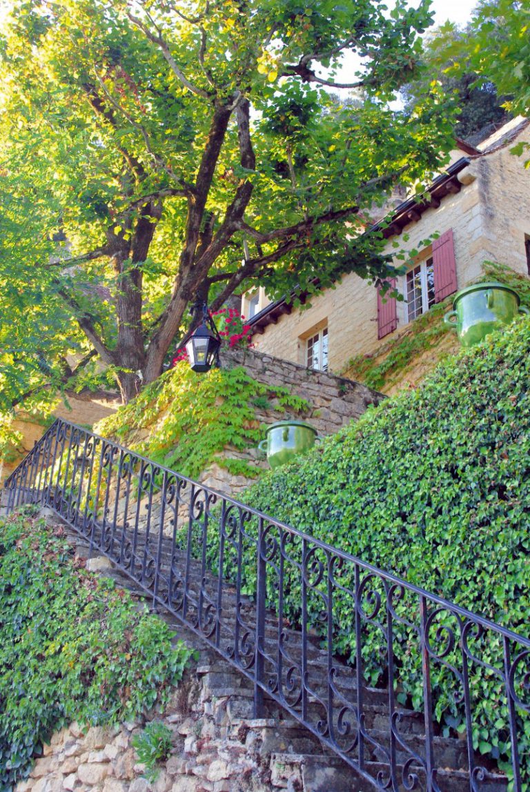 Discover the village of La Roque-Gageac - French Moments