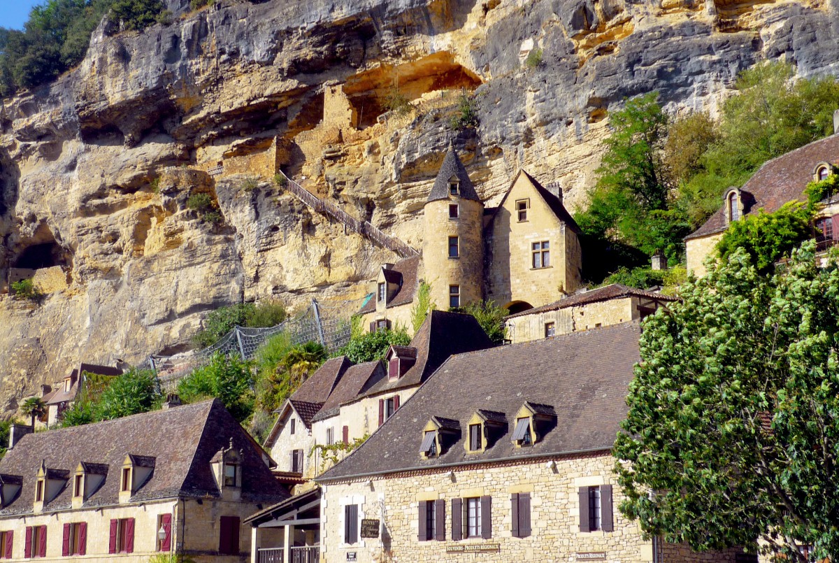 Discover the village of La Roque-Gageac - French Moments