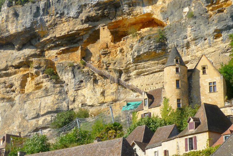 Discover the village of La Roque-Gageac - French Moments