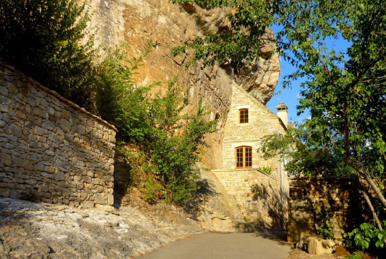 Discover the village of La Roque-Gageac - French Moments