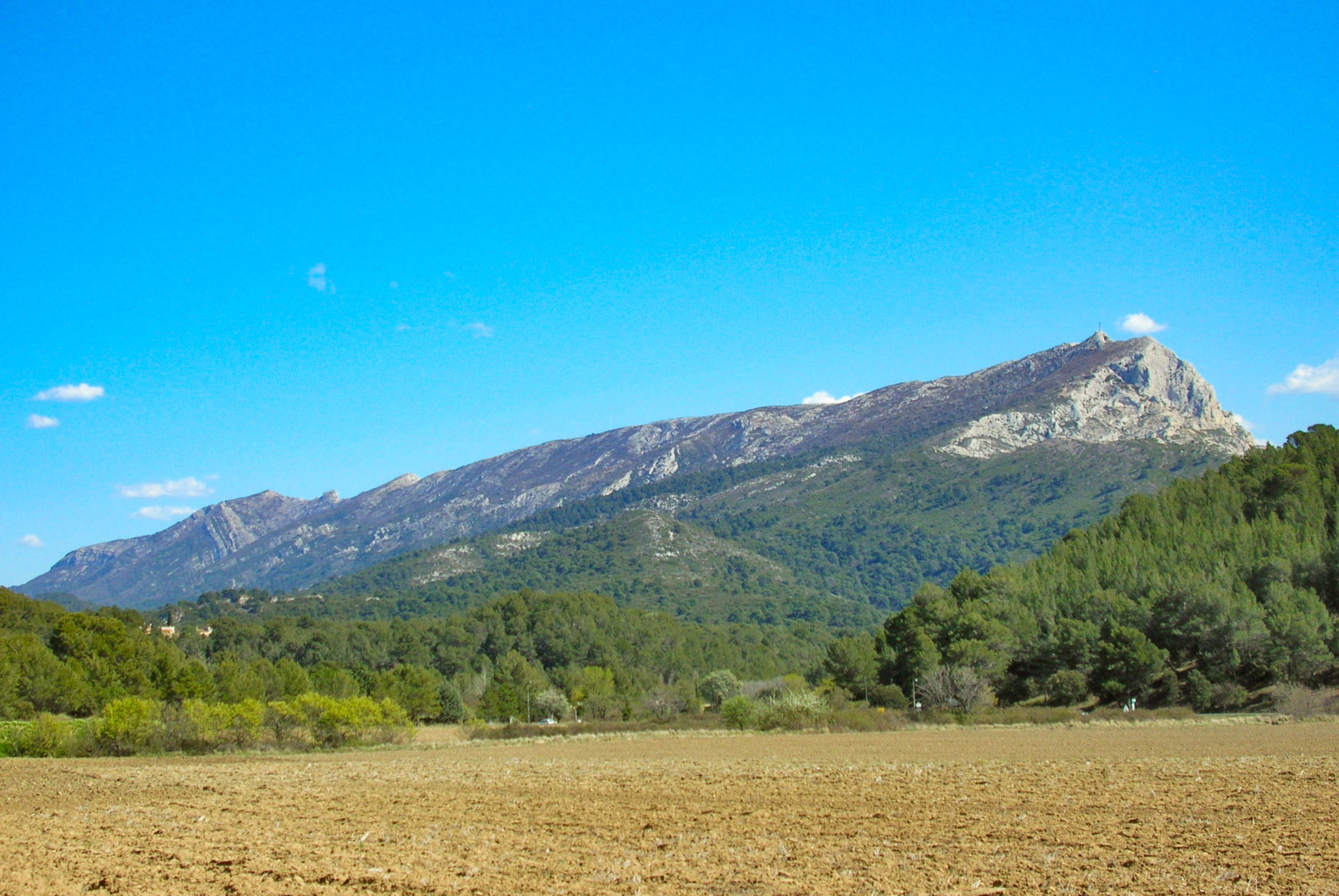 Montagne Sainte-Victoire: the iconic mountain of Aix - French Moments