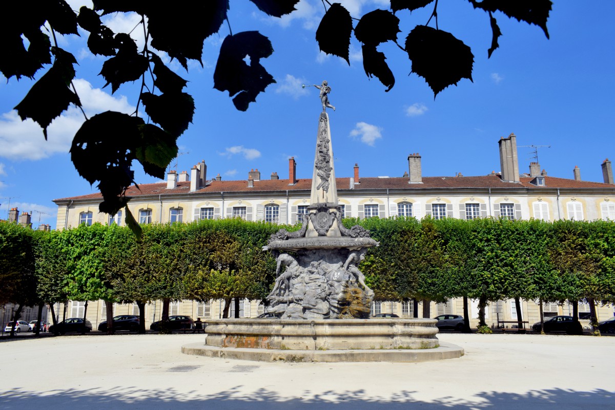 The intimate square of Place d'Alliance in Nancy - French Moments