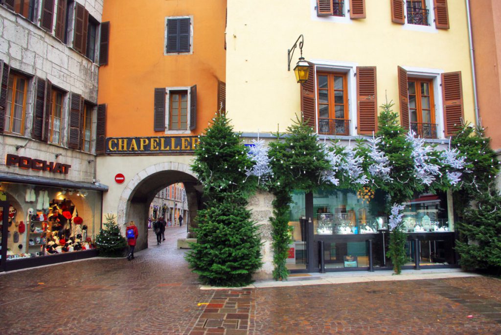 Annecy Christmas Market: What To See in 2025 - French Moments