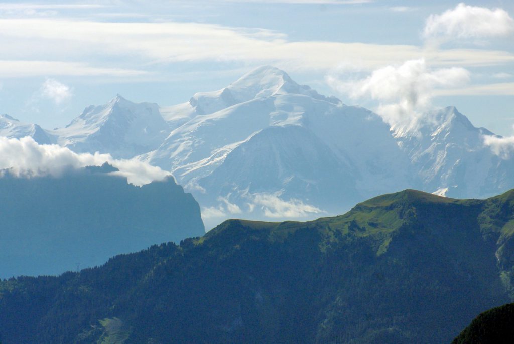15 inspiring photos of Mont-Blanc viewed from afar - French Moments
