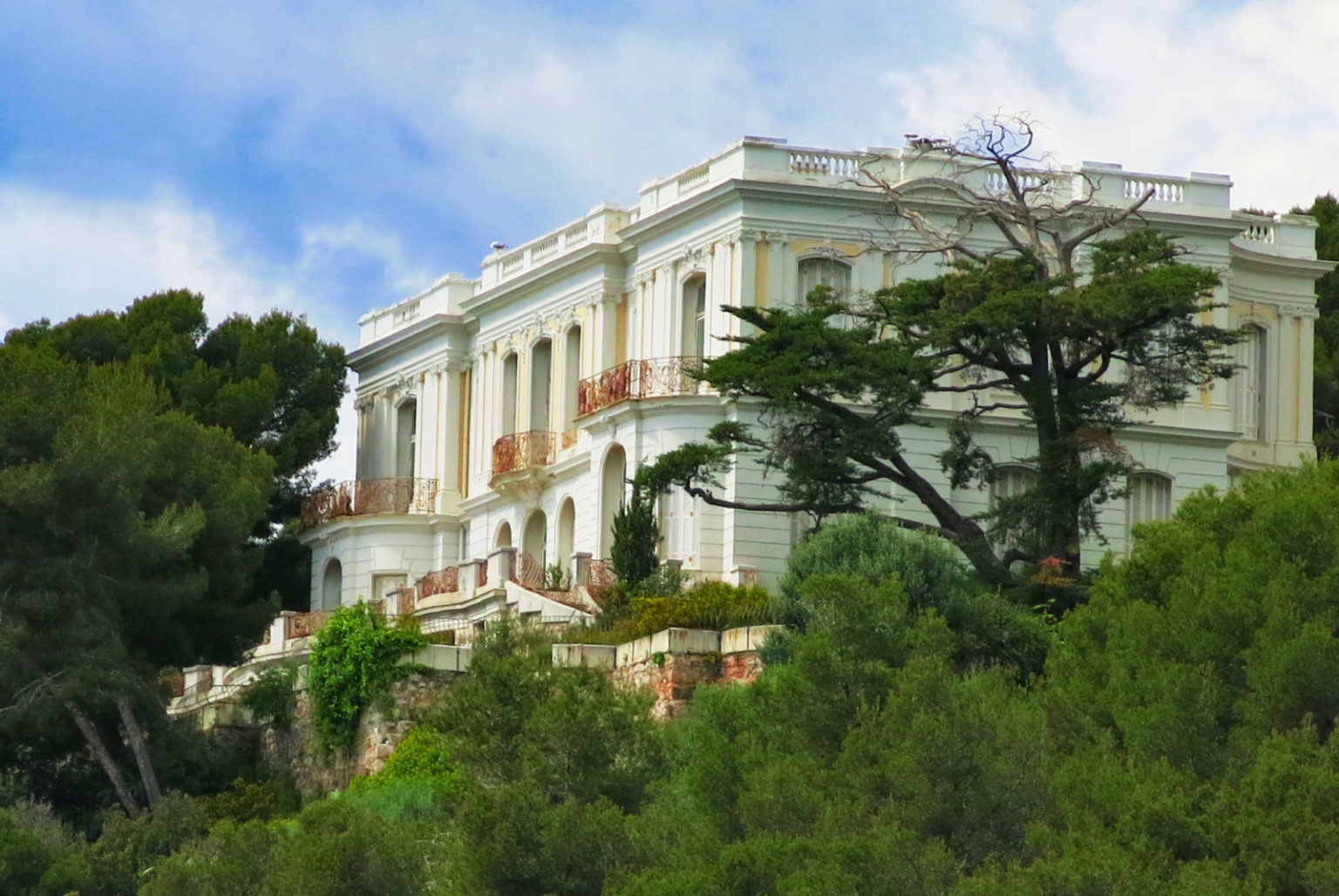 Roquebrune-Cap-Martin: A Discovery Guide - French Moments