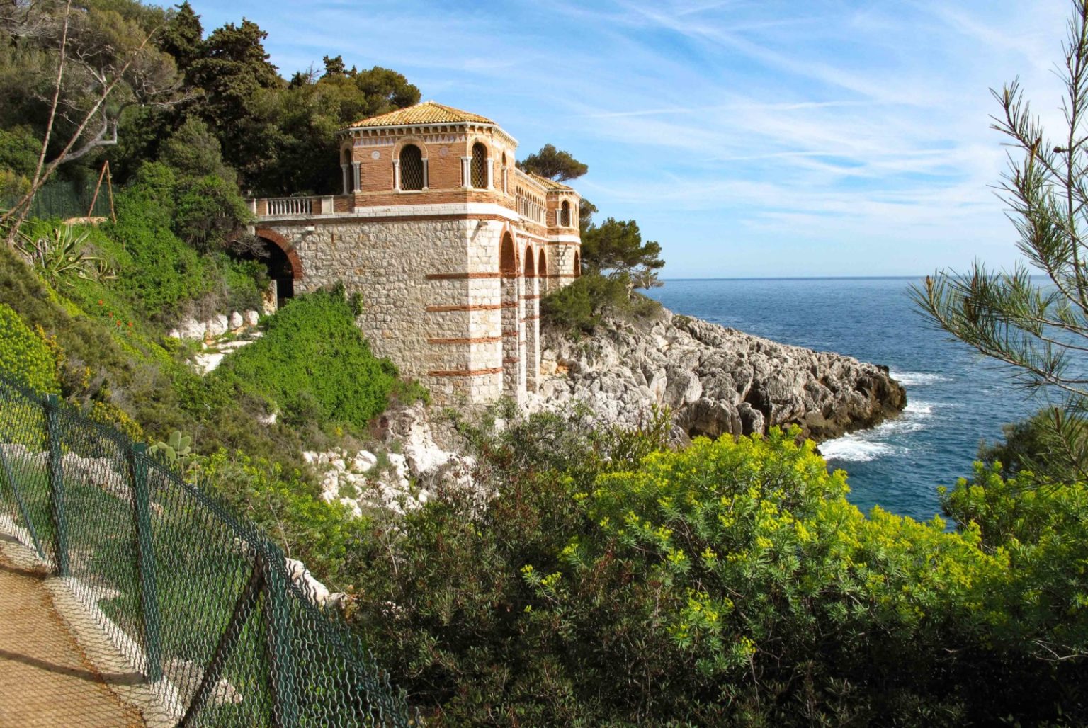 Roquebrune-Cap-Martin: A Discovery Guide - French Moments