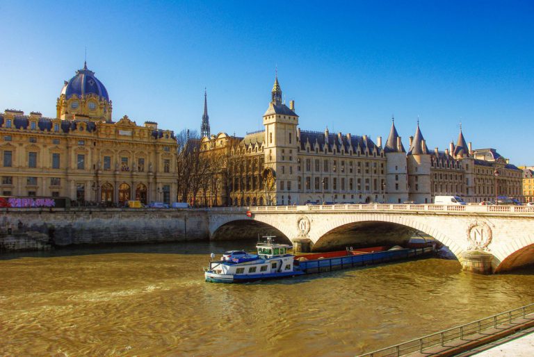 Explore the historic Ile de la Cité in Paris - French Moments