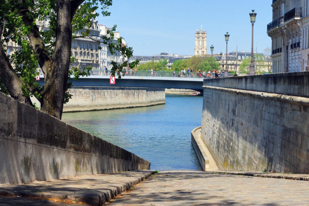 Explore the historic Ile de la Cité in Paris - French Moments