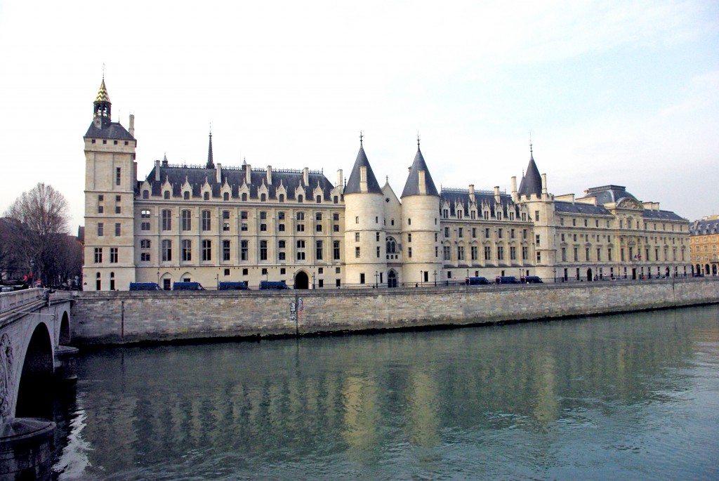 Explore the historic Ile de la Cité in Paris - French Moments