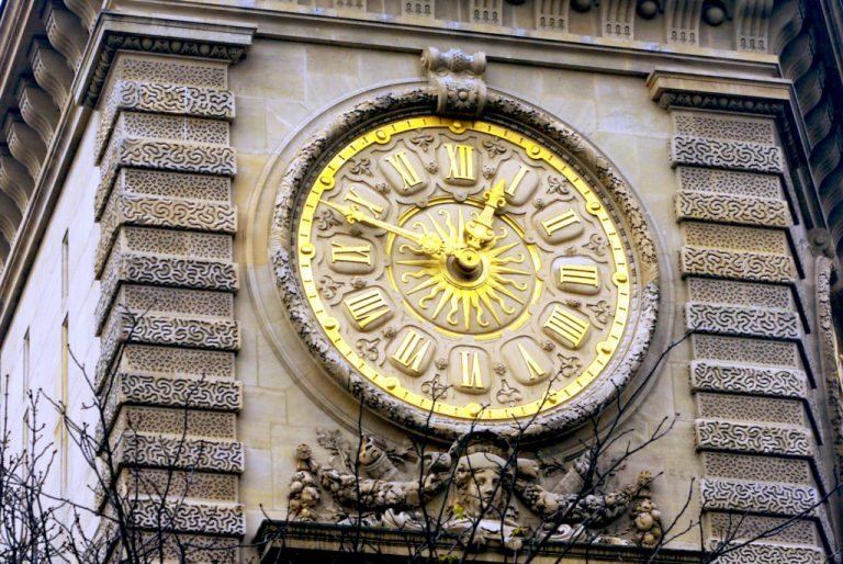 What makes the public clocks of Paris popular? - French Moments