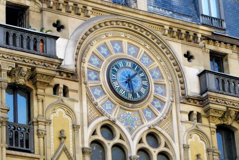 What makes the public clocks of Paris popular? - French Moments