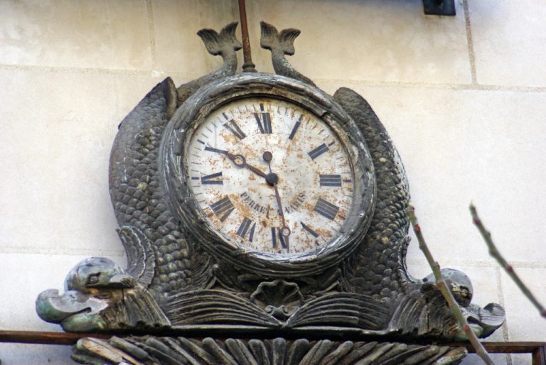 What makes the public clocks of Paris popular? - French Moments