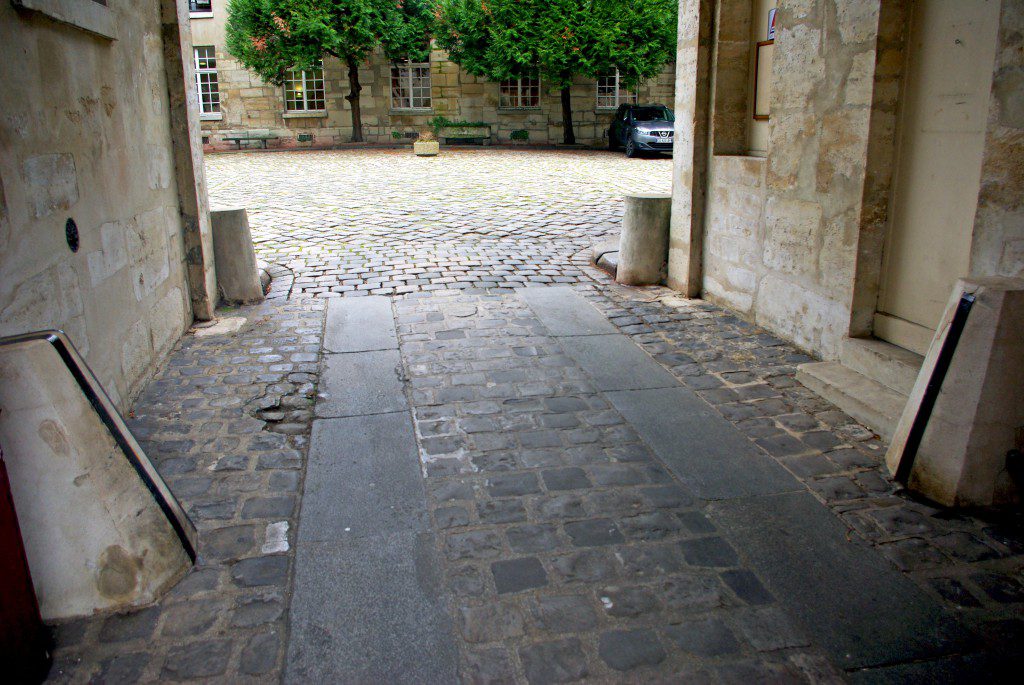 What are guard stones in Paris? - French Moments