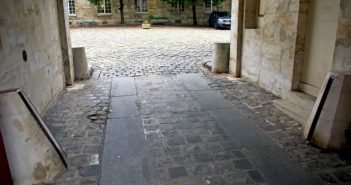 What are guard stones in Paris? - French Moments