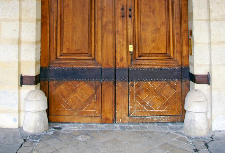 What are guard stones in Paris? - French Moments