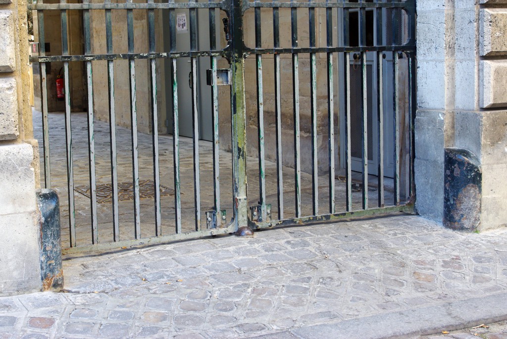 What are guard stones in Paris? - French Moments