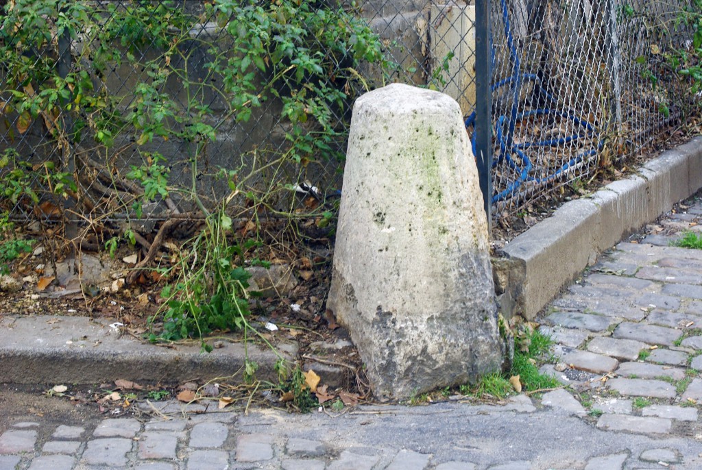 What are guard stones in Paris? - French Moments