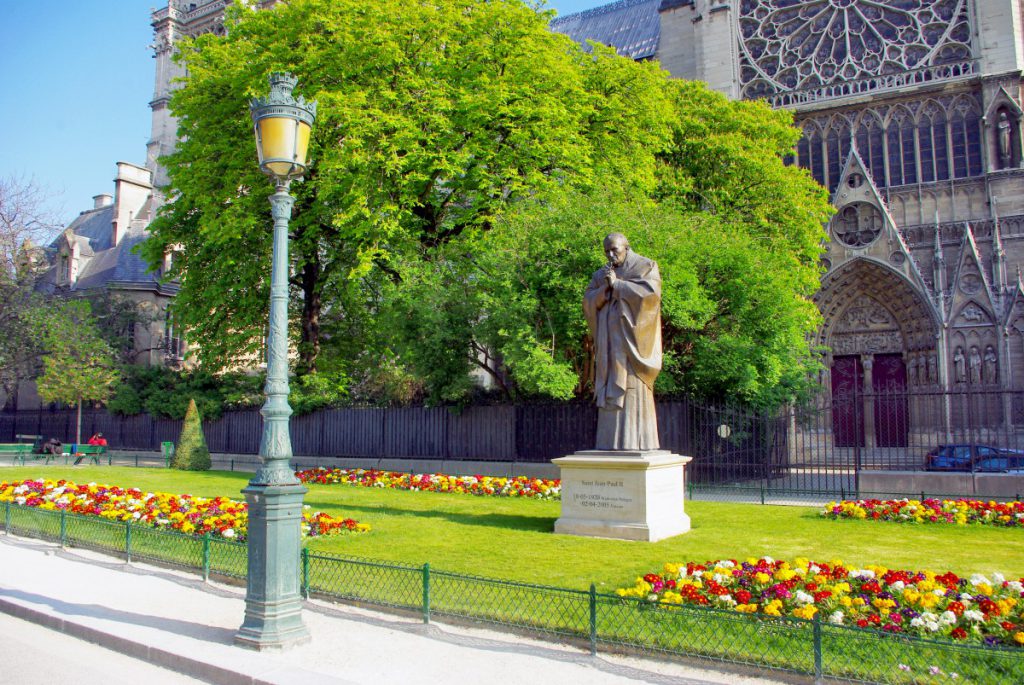 Things you should know about Square Jean-XXIII, Paris - French Moments