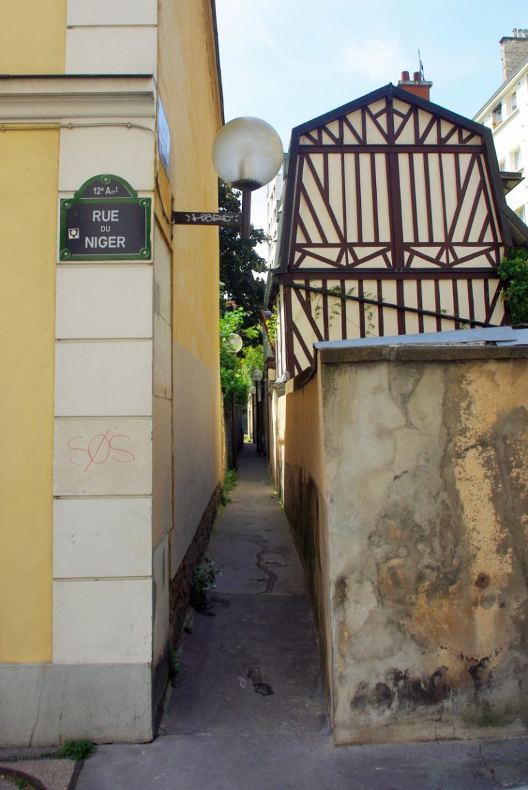 The Sentier des Merisiers, Paris' narrowest street - French Moments