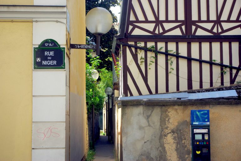 The Sentier des Merisiers, Paris' narrowest street - French Moments