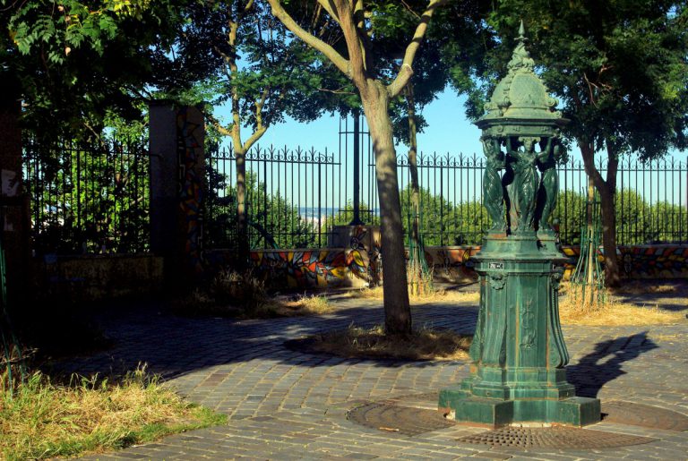 What is the story behind the public benches of Paris? - French Moments