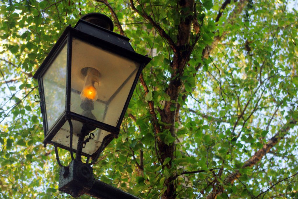 This is Léon, the last Gas streetlamp in Paris ! - French Moments