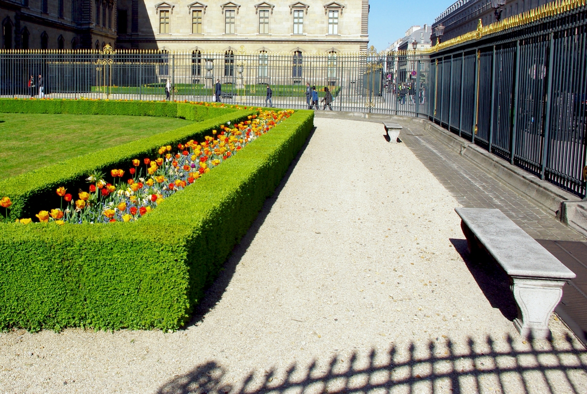 What is the story behind the public benches of Paris? - French Moments