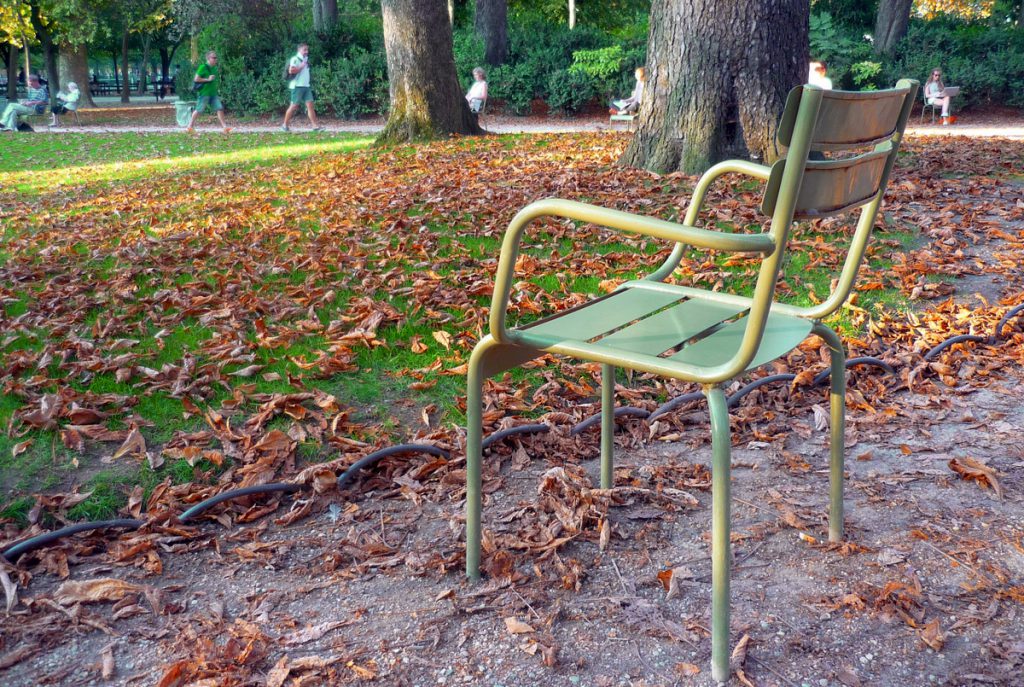 What is the story behind the public benches of Paris? - French Moments