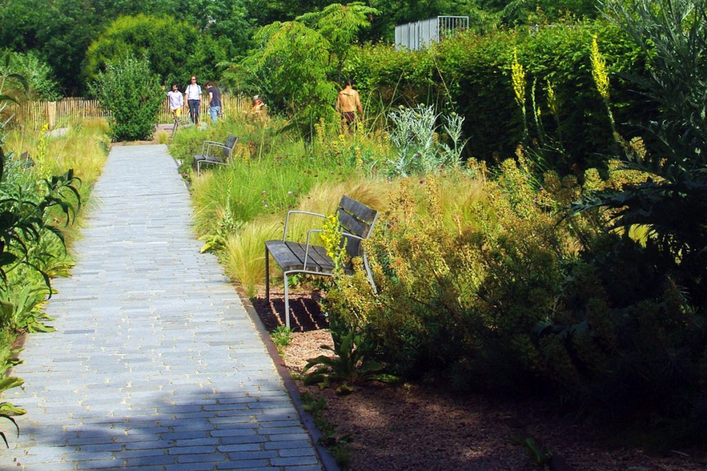 What is the story behind the public benches of Paris? - French Moments