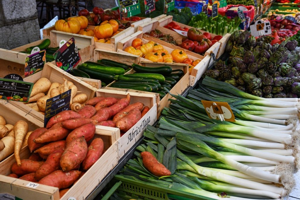 A stroll through the market in Annecy - French Moments