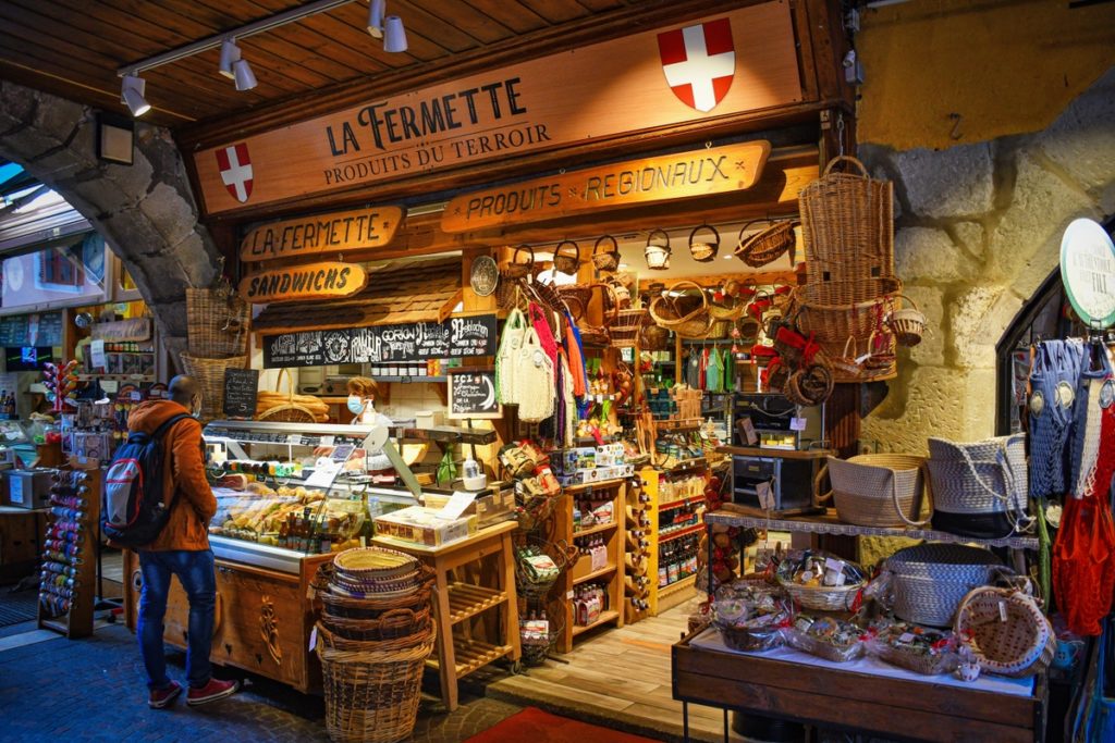 A stroll through the market in Annecy - French Moments