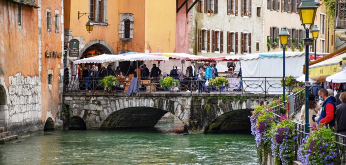 A stroll through the market in Annecy - French Moments