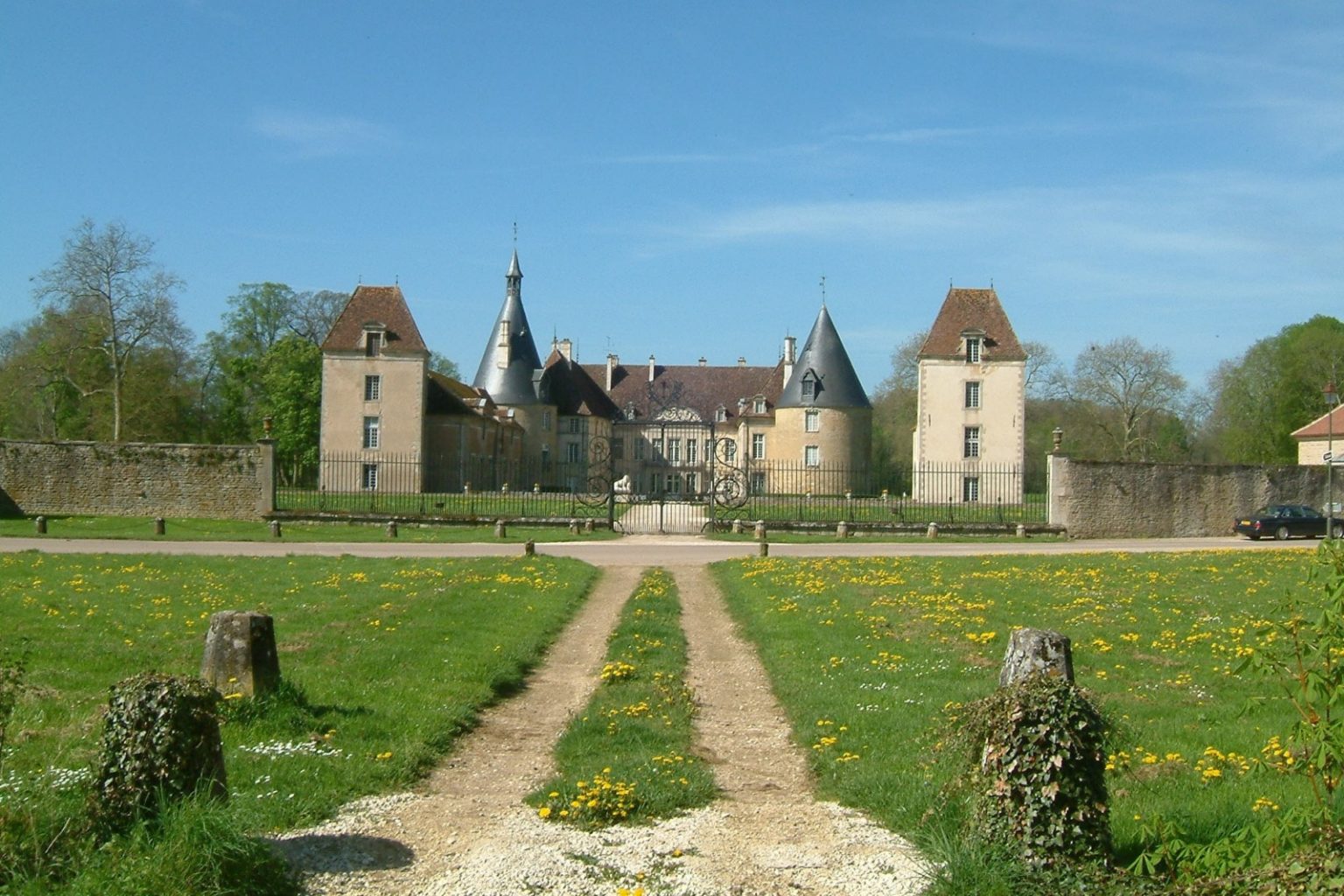 Châteauneuf, an old village and castle in Burgundy - French Moments