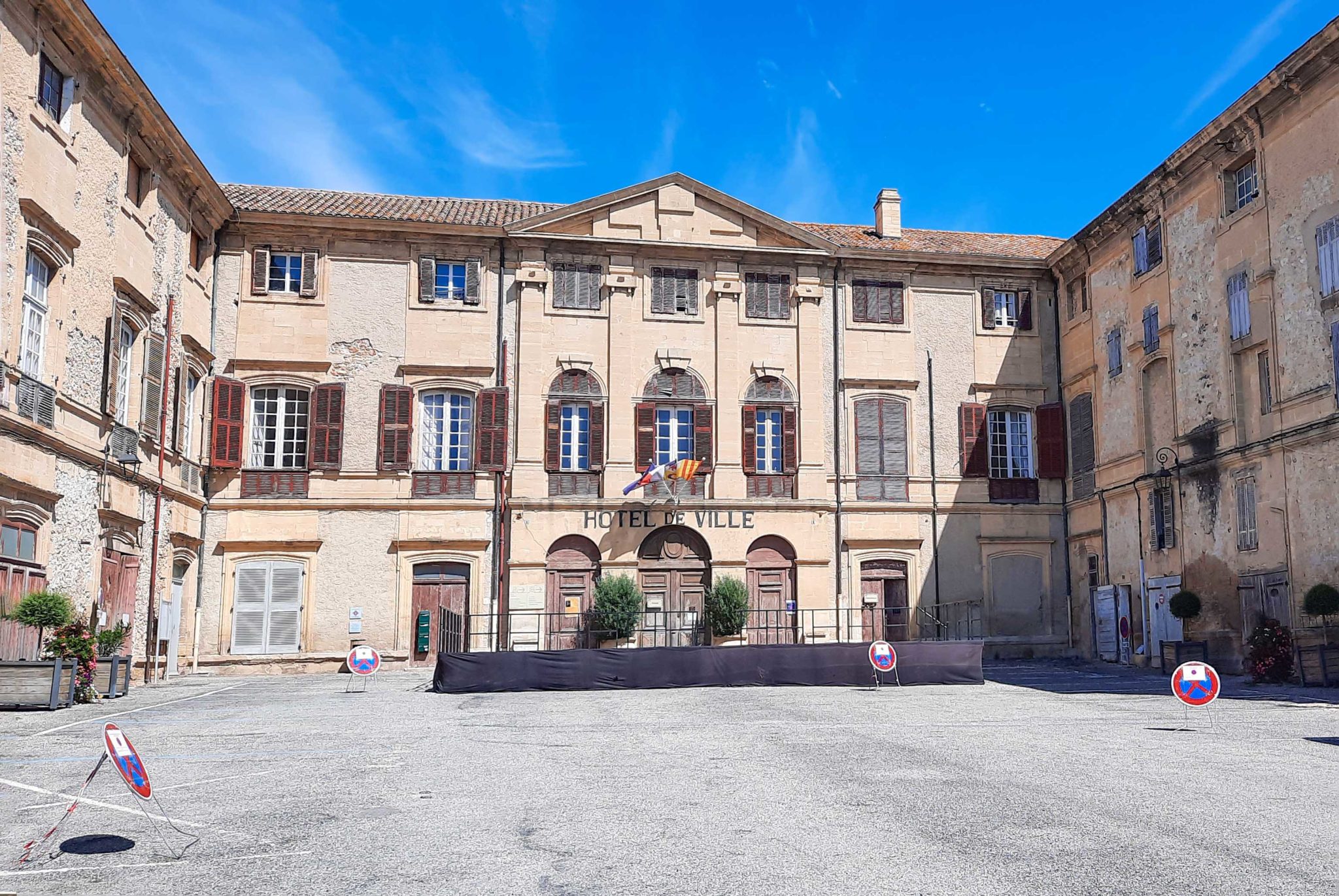 Around Aix-en-Provence: 10 Beautiful Places to Visit - French Moments